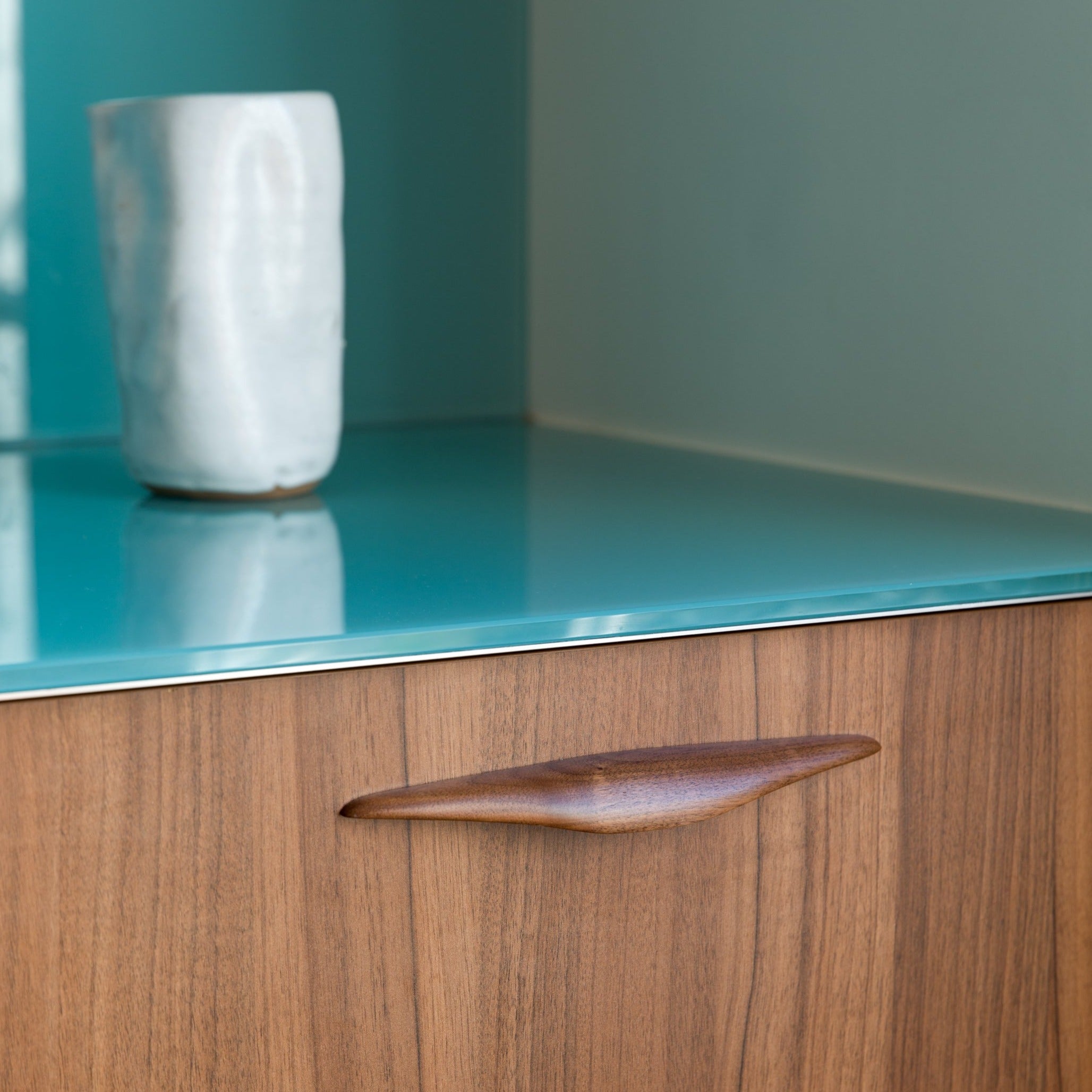 Poignée en bois design arrondi noyer ou chene pour porte de cuisine ...